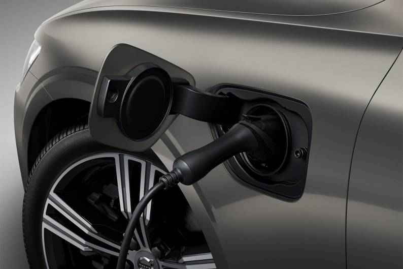 Volvo V60 Recharge T6 Plug-in hybrid review | Car review | RAC Drive